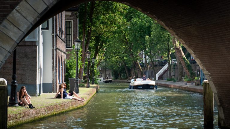 Vaartocht 1,5 uur door utrecht in sloep met schipper - Sloep Huren Utrecht