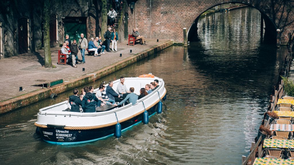 Vaartocht 1,5 uur door utrecht in sloep met schipper - Sloep Huren Utrecht